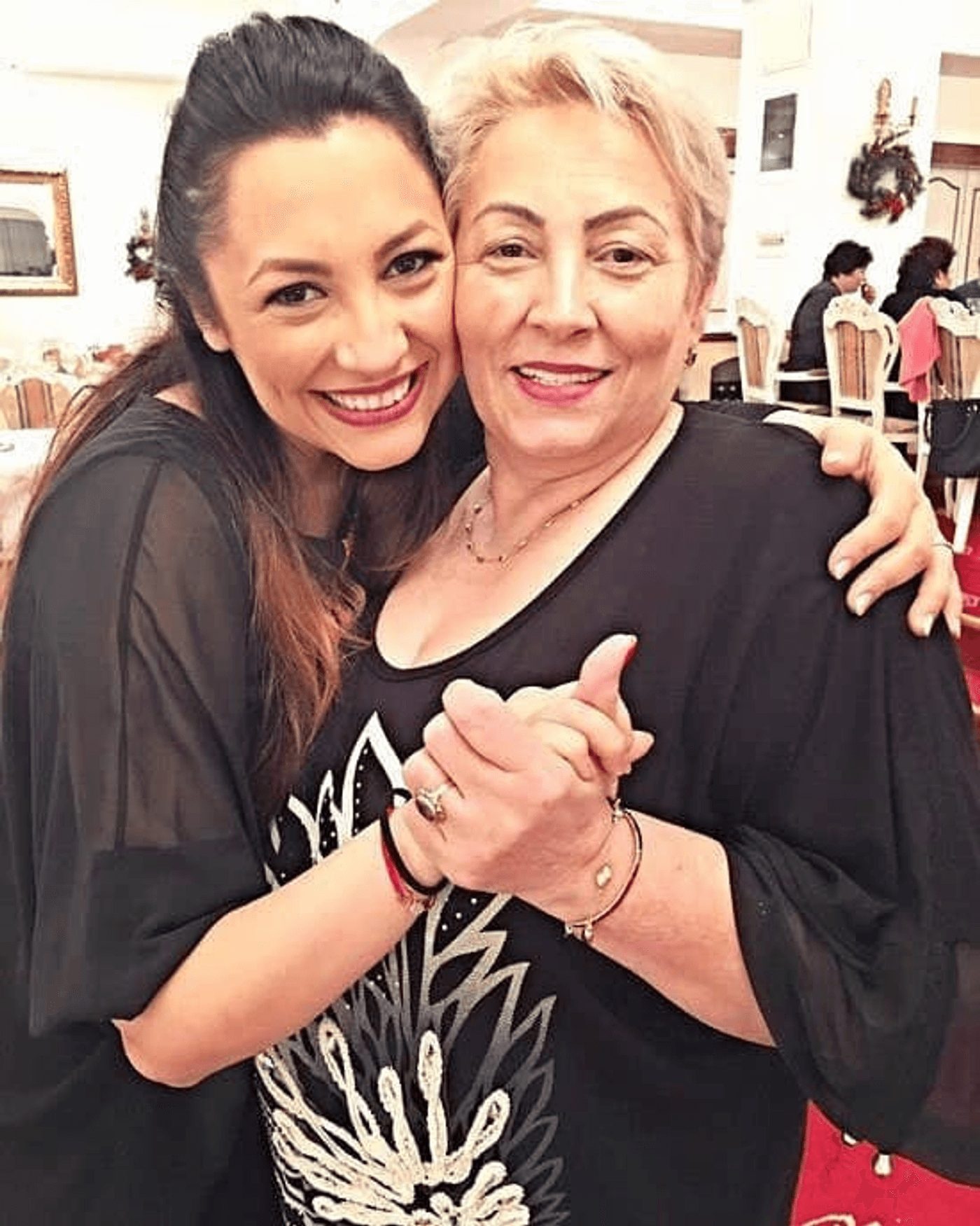 Andra a facut anuntul pe scena si a inceput sa planga: "Mama mea ...